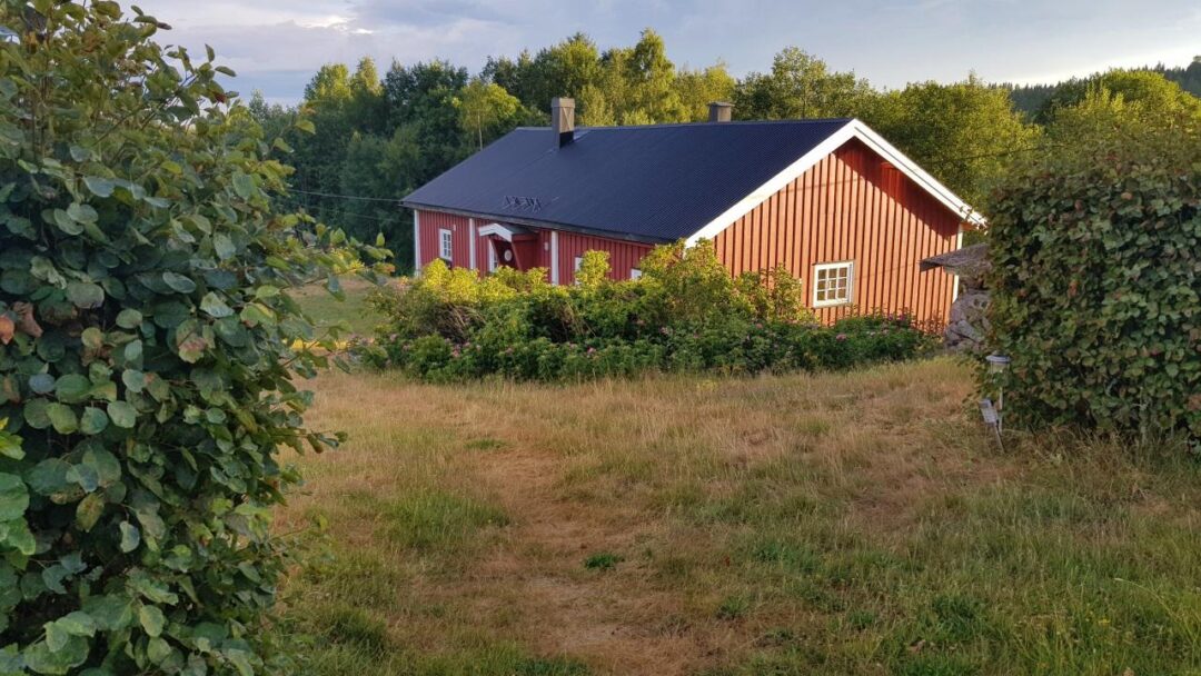 136. Stor hytte 9 sengeplasser 3 soverom sauna badstu, v/gårdstun ...